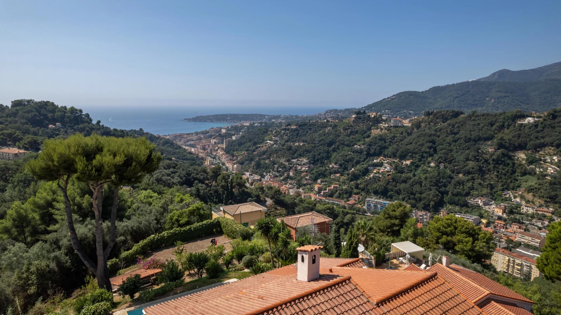 Property with swimming pool and land, panoramic sea view - Menton ...